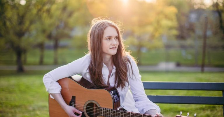 Stephanie Rose releases new EP & Single – NeuFutur Magazine